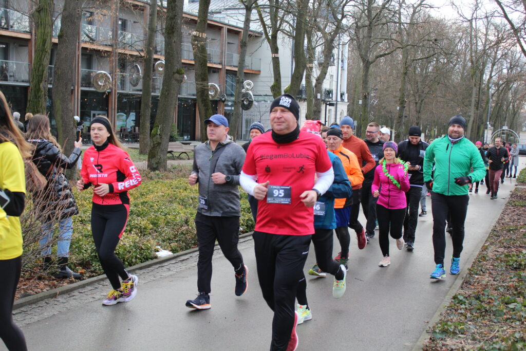 W Busku niemal 100 osób biegiem wkroczyło w Nowy Rok