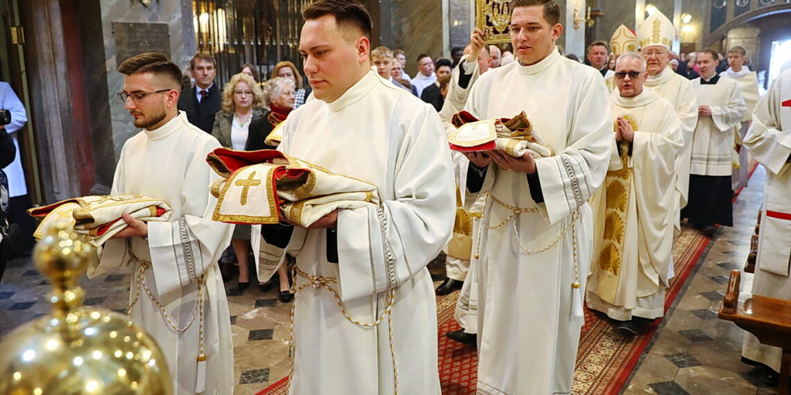 Biskup wyświęcił czterech diakonów